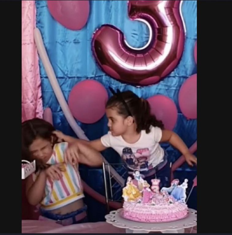 Llegaron los memes: La nena del cumpleños es viral y la comparan con ...