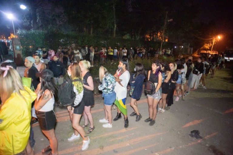 Nada les importa: el coronavirus se hizo un picnic en una fiesta ...